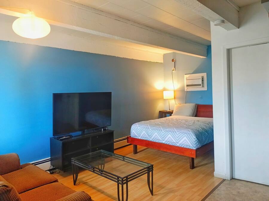 Quarto Duplo Básico | Secretária, Wi-fi grátis, roupa de cama fornecida