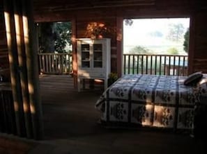 Quarto (Overlook Suite - Private Bathroom) | Individualmente decorados, individualmente mobiliados, escrivaninha