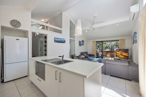 Vila tradicional, 2 quartos | Cozinha privada | Geladeira grande, micro-ondas, fogão, cooktop