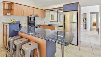 Vila, 3 quartos, no piso térreo | Cozinha privada | Geladeira grande, micro-ondas, cooktop, lava-louças