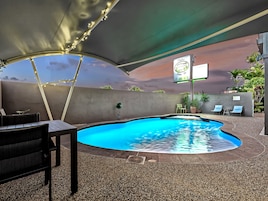Piscina externa, espreguiçadeiras