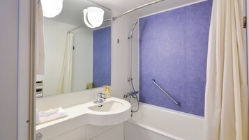Secador de cabelo, chinelos, vasos sanitários com bidê eletrônico 