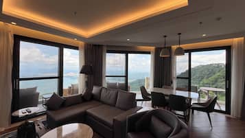 Executive Suite Room | Sala de estar | Televisor LCD de 32 polegadas com canais por cabo, televisor