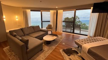 Panoramic suite Room | Sala de estar | Televisor LCD de 32 polegadas com canais por cabo, televisor