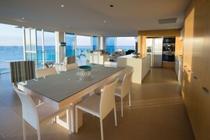 Apartamento panorâmico, 3 quartos, vista para o oceano | Vista do quarto