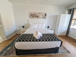 Quarto standard, cozinha americana (Queen Room) | Roupas de cama premium, camas com colchões pillow-top