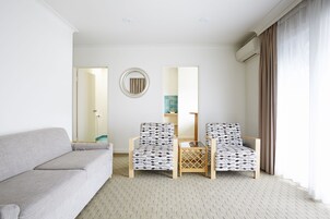 Apartamento, 2 quartos (Apartment, 2 Bedrooms (Queen, single)) | Frigobar, escrivaninha, ferros/tábuas de passar roupa, Wi-Fi de cortesia