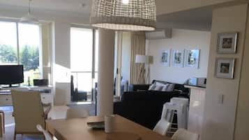 Apartamento Deluxe, 3 quartos, vista parcial para o oceano | Refeições no quarto