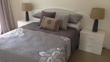 Apartamento standard, 2 quartos, cozinha (7 Nights) | Ferros/tábuas de passar roupa, camas extras/dobráveis (sobretaxa)