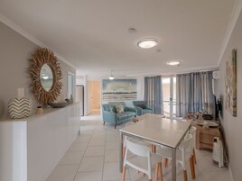 Apartamento, 1 quarto, vista para o mar | Sala de estar | Televisor de 42 polegadas com canais por cabo 