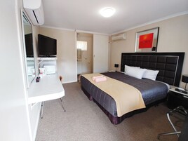 Quarto standard | Ferros/tábuas de passar roupa, Wi-Fi de cortesia, roupa de cama
