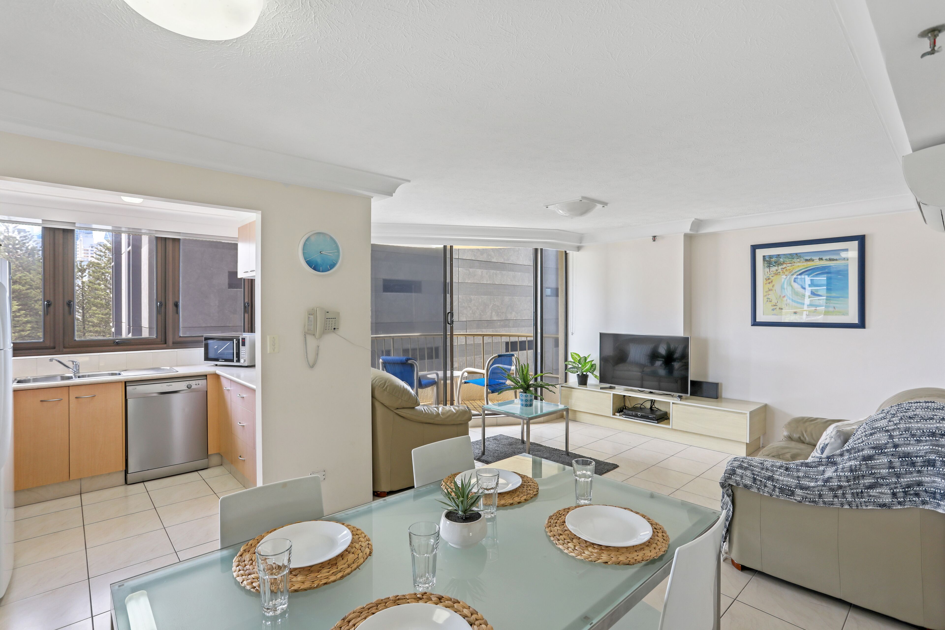 Apartamento Standard, 2 quartos, vista para a montanha | Sala de estar | Televisor 