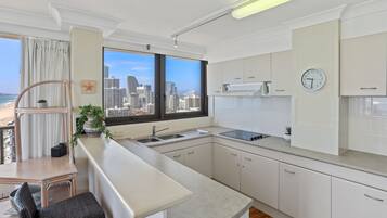 Apartamento, 3 quartos, vista para o oceano (Top Floor) | Cozinha privada | Um frigorífico/congelador grande, um micro-ondas, uma placa de cozinha