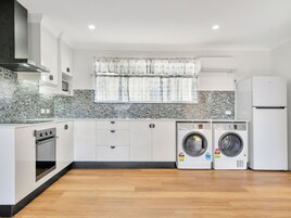 Apartamento urbano, 1 cama de casal | Cozinha privada | Geladeira, cafeteira/chaleira, chaleira elétrica, produtos de limpeza