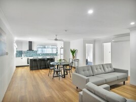Apartamento luxo | Área de estar | Smart TV 32 polegadas com canais digitais, TV