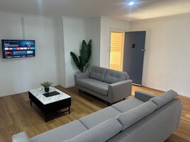 Apartamento luxo | Área de estar | Smart TV 32 polegadas com canais digitais, TV