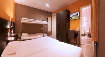 Quarto triplo standard | Cofres nos quartos, escrivaninha, Wi-Fi de cortesia, roupa de cama