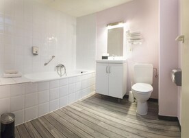 Quarto triplo standard | Banheiro | Produtos de toalete grátis, secador de cabelo, toalhas de banho 