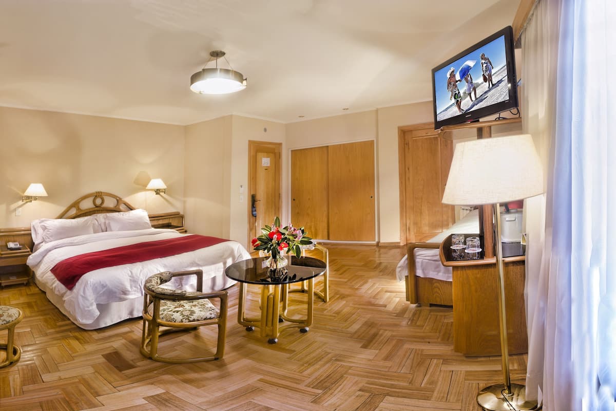 Roupas de cama premium, edredons de pluma, frigobar, cofres nos quartos