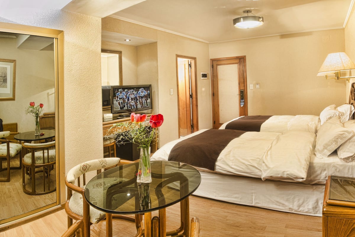 Roupas de cama premium, edredons de pluma, frigobar, cofres nos quartos