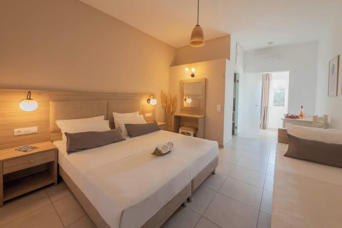 Superior Triple Studio | Cofres nos quartos, escrivaninha, ferros/tábuas de passar roupa