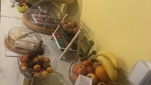 Disposição de buffet com diversos alimentos e um caixa registradora.