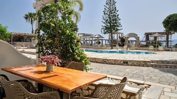 Apartamento família, vista parcial para o mar | Vista do quarto