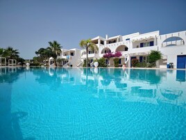 Piscina externa sazonal, guarda-sóis, espreguiçadeiras