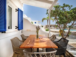 Apartamento família, vista parcial para o mar | Varanda coberta