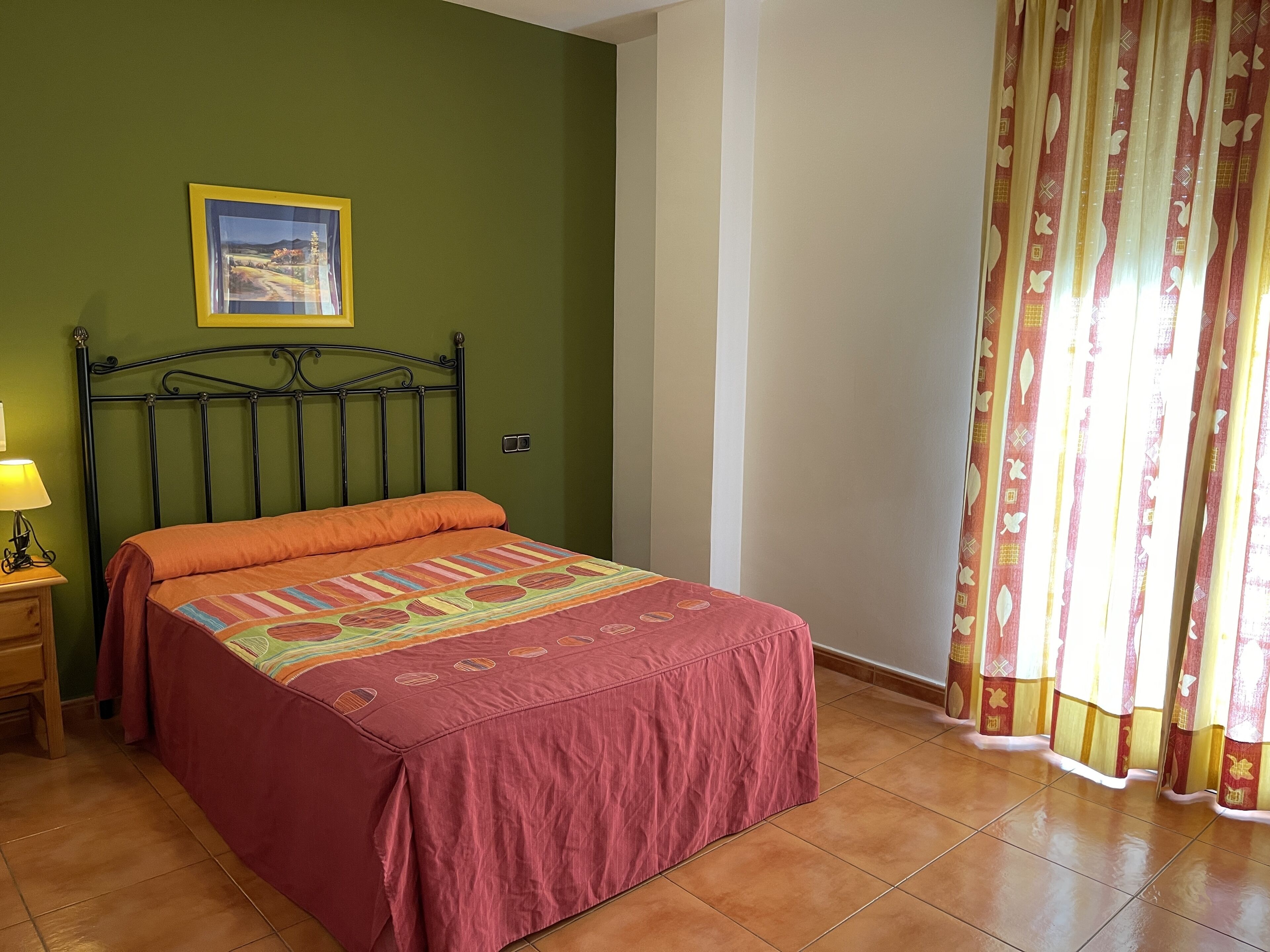 Quarto Individual | Cofre no quarto, secretária, cortinas/cortinados opacos 