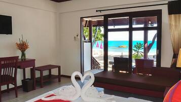 Beach Front Bungalow | Cofres nos quartos, escrivaninha, roupa de cama
