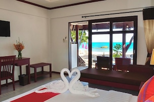 Beach Front Bungalow | Cofres nos quartos, escrivaninha, roupa de cama