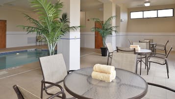 Piscina interior, espreguiçadeiras