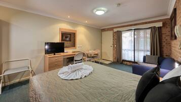 Quarto Standard, 1 cama queen-size e sofá-cama, não fumadores (Standard Queen) | 1 quarto, cortinas/cortinados opacos, ferro/tábua de engomar