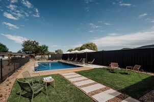 Piscina exterior, guarda-sóis, espreguiçadeiras 