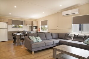 Vila luxo, 4 quartos | Área de estar | TV