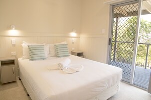 Vila luxo, 4 quartos | Wi-Fi de cortesia, roupa de cama