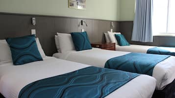 Quarto Familiar, 1 quarto | Minibar, secretária, quartos insonorizados, ferro/tábua de engomar