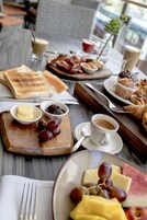 Café da manhã completo todos os dias mediante uma taxa