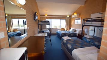 Quarto Familiar (Ground Floor, 7 People) | Com mobília individualizada, cortinas/cortinados opacos