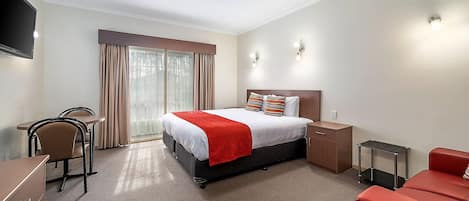 Quarto Deluxe, 1 cama queen-size | Roupa de alta qualidade, minibar, secretária, quartos insonorizados