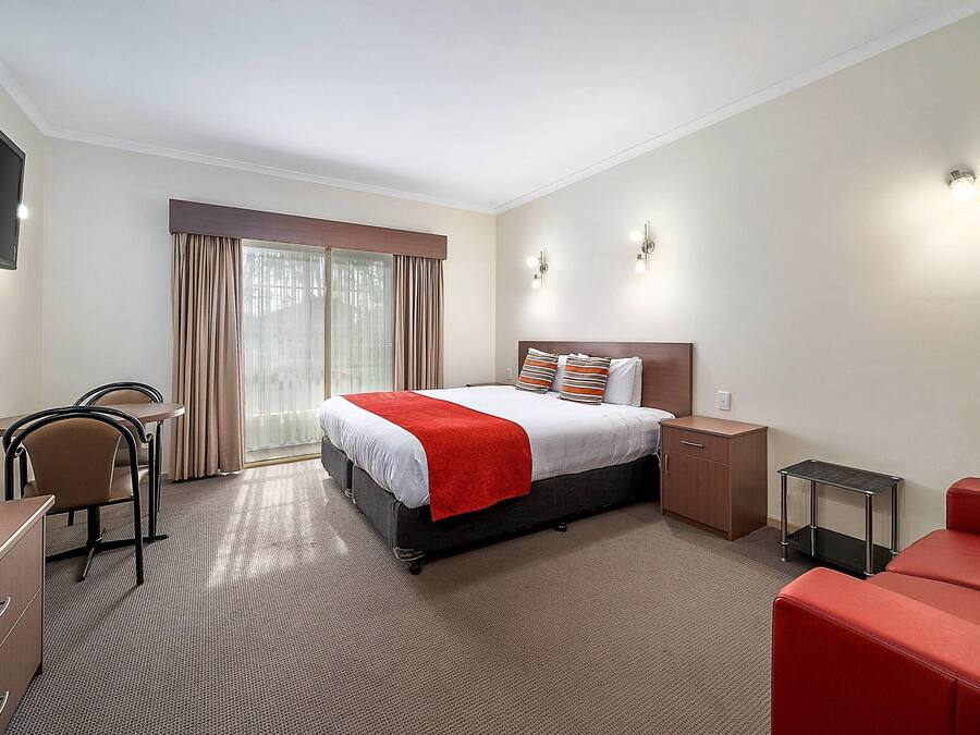 Quarto Deluxe, 1 cama queen-size | Roupa de alta qualidade, minibar, secretária, quartos insonorizados