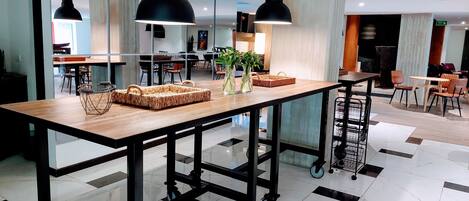 Café da manhã, almoço e jantar; culinária local