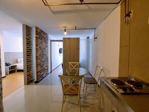 Roupa de alta qualidade, minibar, cofre com capacidade para portátil 