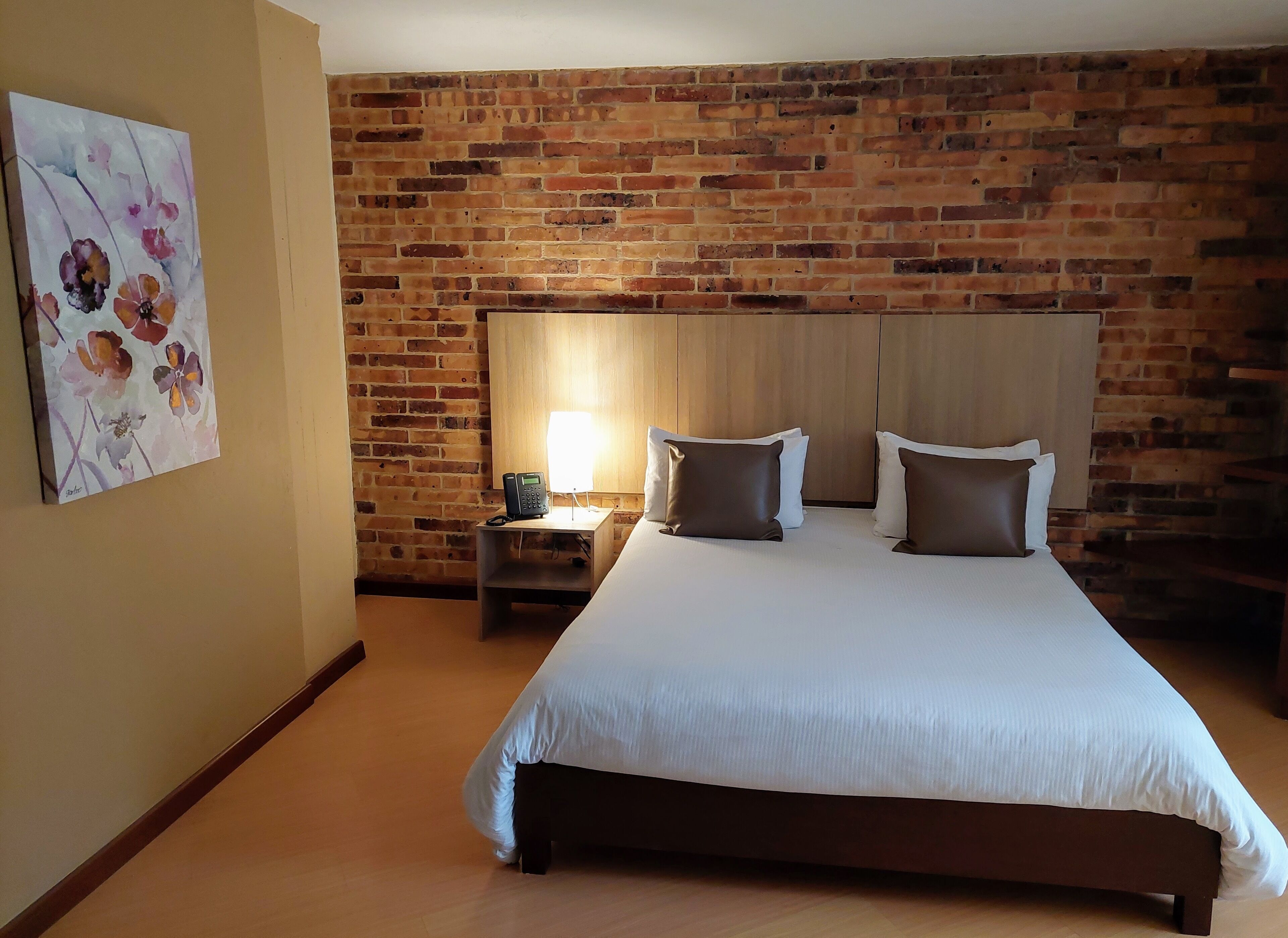 Roupa de alta qualidade, minibar, cofre com capacidade para portátil 