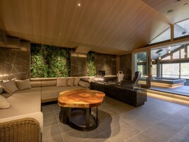 Suite Premium, não fumadores, sauna (Wellness Room w Sauna for 2,NorthWing) | Sala | Televisor de ecrã plano de 32 polegadas com canais via satélite