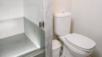 Chuveiro, produtos de toalete biodegradáveis, secador de cabelo