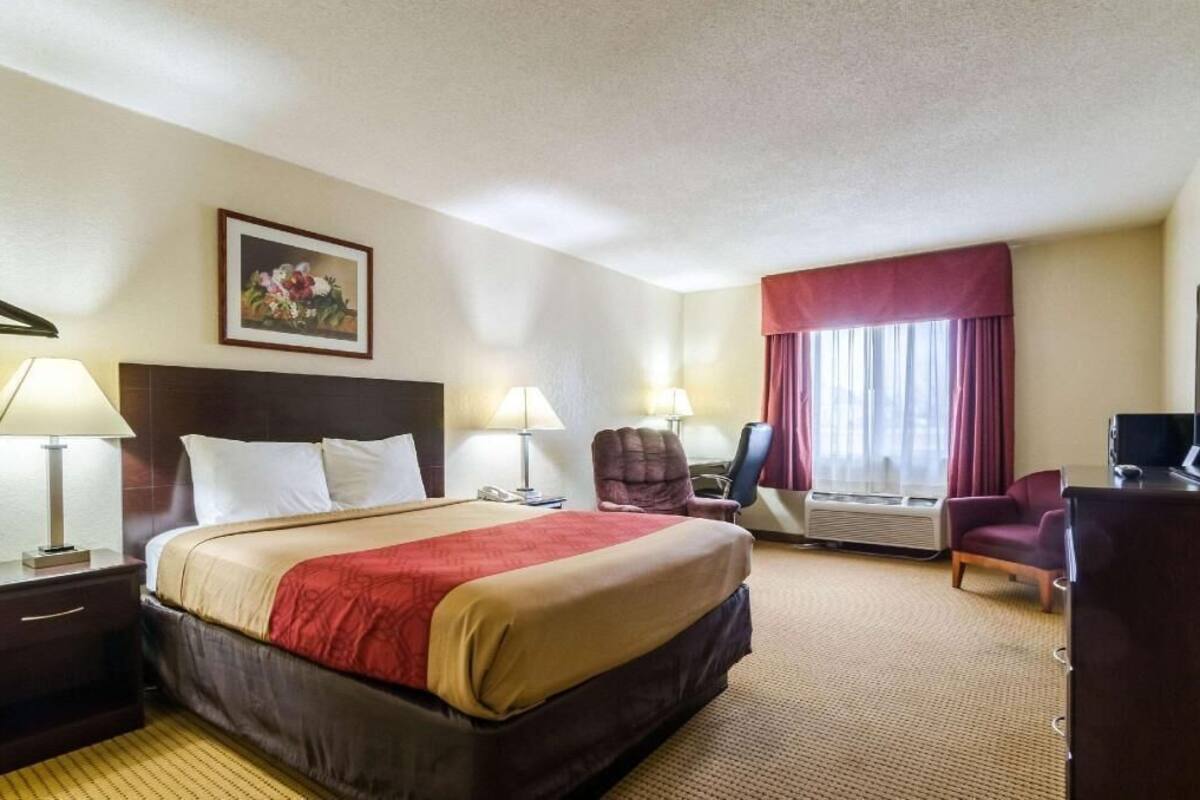 Escrivaninha, cortinas blackout, quartos à prova de som