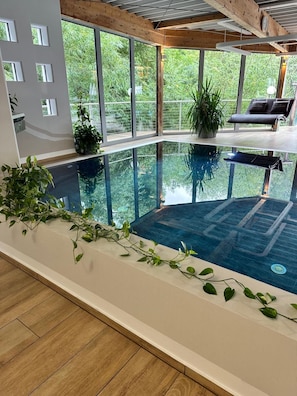 Piscina interior, espreguiçadeiras 
