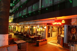 Fachada do alojamento (tarde/noite)